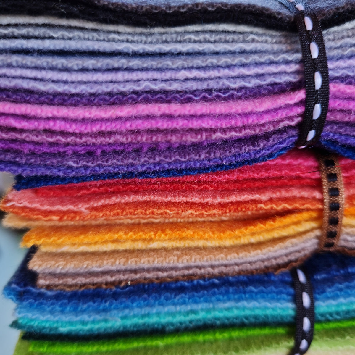 100% hand dyed Wool fabric. Bundle of 30 pieces – Pinkpossum